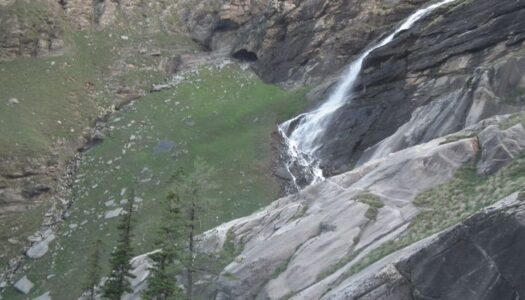 5 Famous Waterfalls in Manali, Himachal Pradesh - TRISOJ